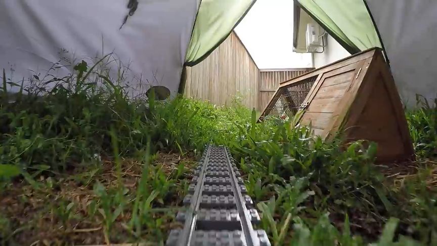 第一视角观察火车模型运行,丛林大穿越