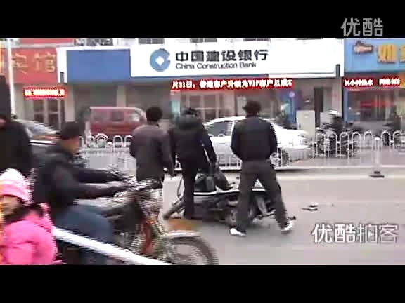 【拍客】实拍两辆电动车相撞 要求赔偿250