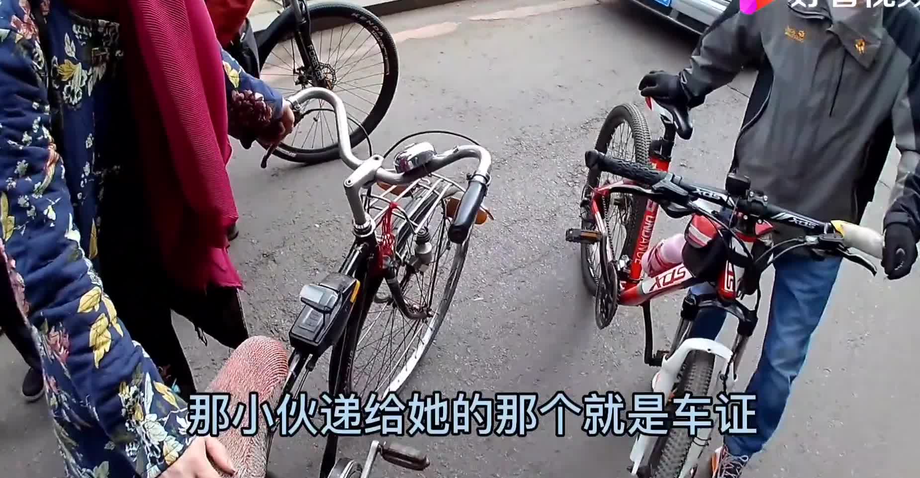 存世量极少的日本“花车”出现在二手自行车交易市场,引路人围观