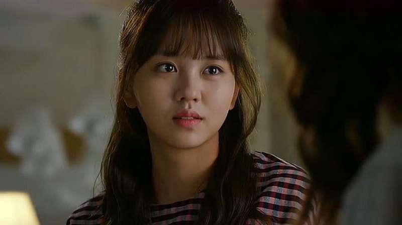 恩菲和恩星对视,看着和自己长得一模一样的人感觉很搞笑