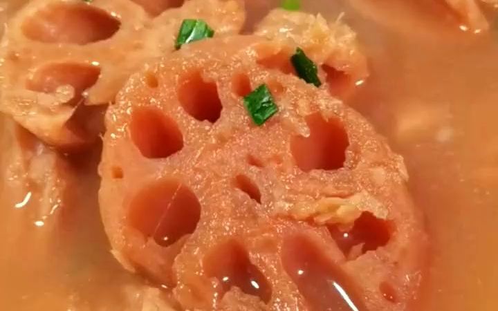 湖北人喜欢煨排骨藕汤,炖排骨容易,选藕难,要粉糯清甜的藕。这里有...