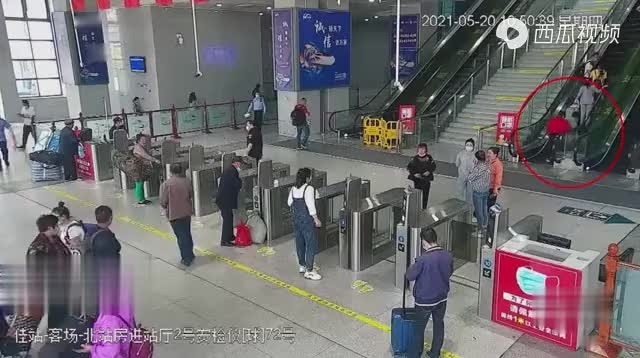 乘坐扶梯莫大意!