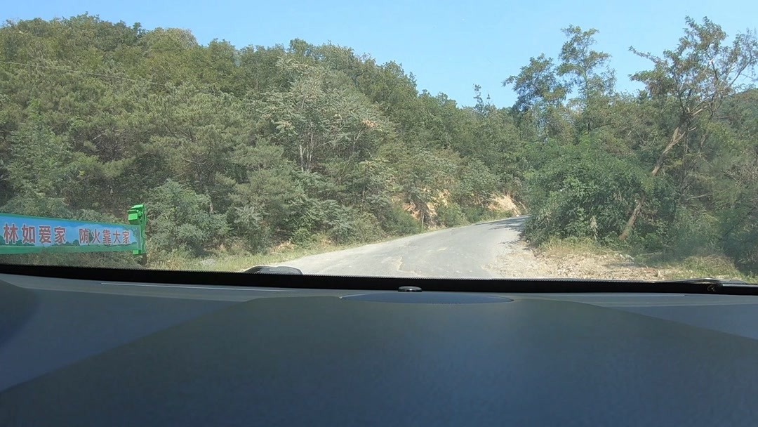 小伙开车在荒郊野岭抛锚了,停在盘山路陡坡上,只能等待救援