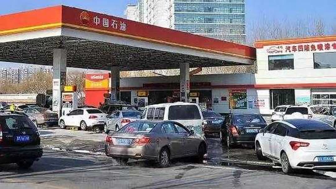 国际油价疯狂暴跌,比矿泉水还便宜,中国成最大赢家?看完终于明白