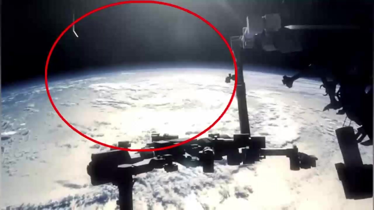 巨型雪茄状不明飞行物无限接近国际空间站,瞬间变成圆球消失