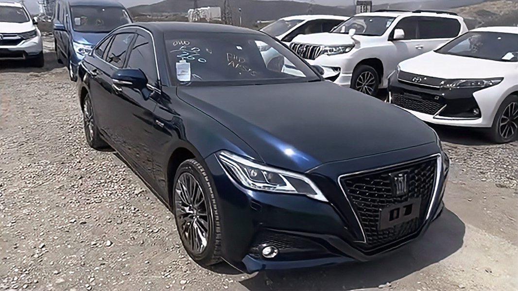 2022款丰田皇冠实车展示,这颜值内饰,国产后买不买自己定