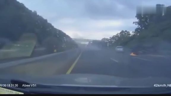 实拍小车高速追尾大货车,大货车悲惨被撞翻车