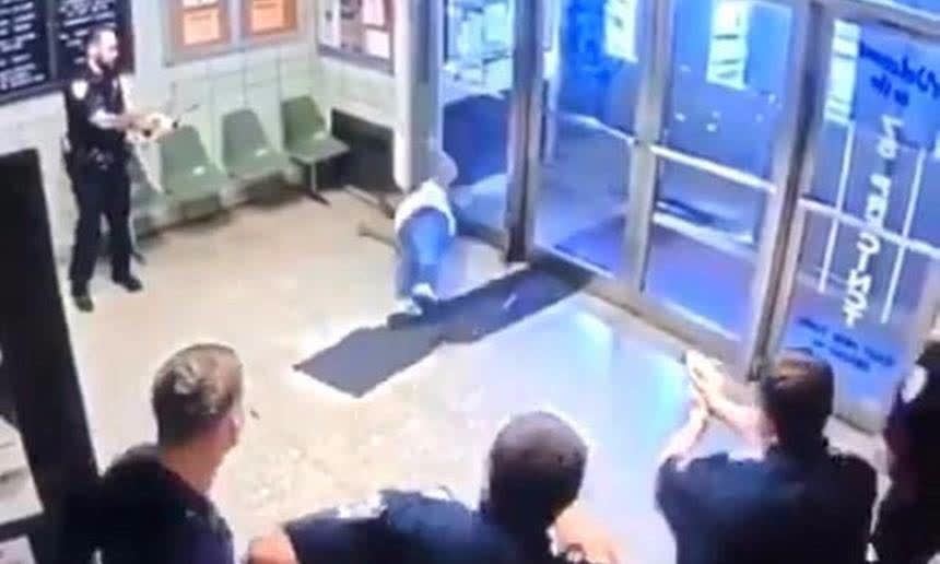 愤怒民众手持砍刀冲击美国警局,警察多人被砍,一座建筑被爆破