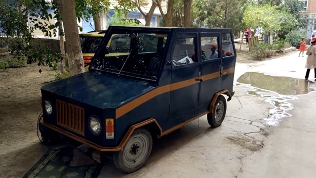 大爷自制电动汽车,1小时跑70公里