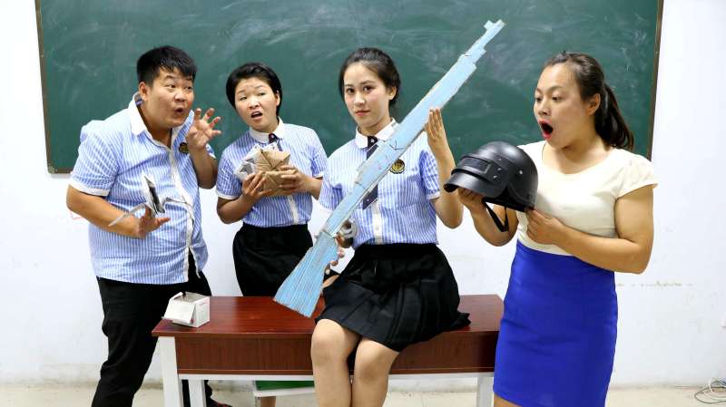 学校手工课,没想学渣用废纸板做出98k,赢得绝地求生装备三级头