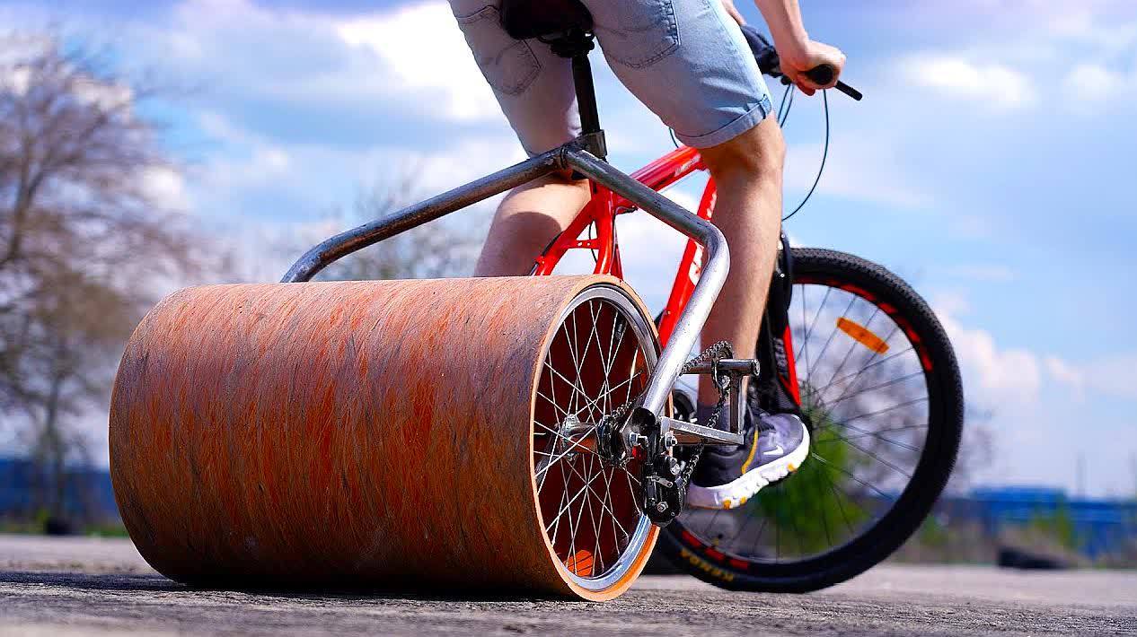 老外自制自行车"滚筒轮胎",骑行瞬间就变漂移,网友:跪求教程