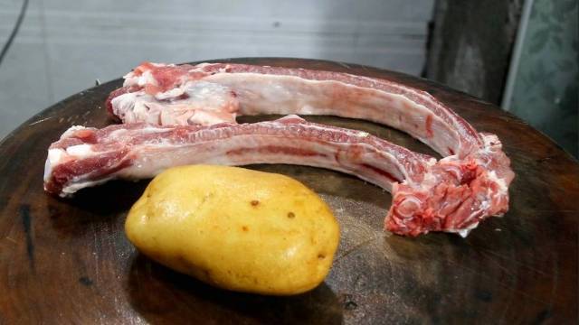 排骨和土豆最好吃的家常做法,肉香四溢,光汤汁拌饭都能吃两碗