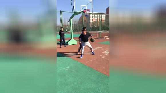 篮球教学:篮球后转身投篮技术教学之一