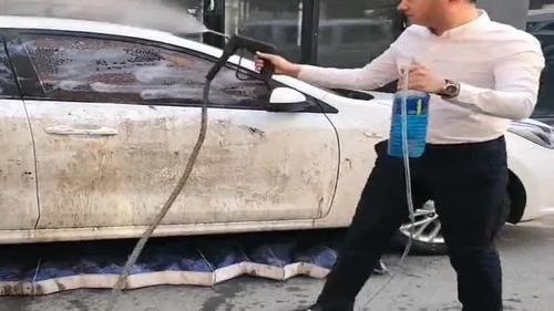 甭管多脏的车,几下就能冲洗干净,只能说现在的洗车设备太先进了
