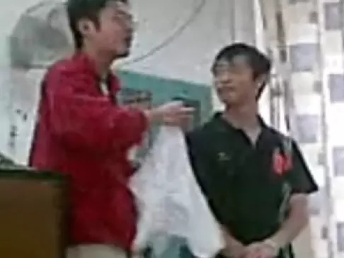 谢英辉参加广州市红十字会卫生救护培训班之创伤时绑带的用法