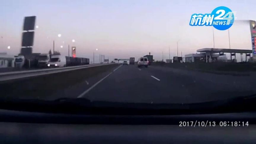 汽车行驶中突然失控,猛地撞向前车,行车记录仪拍下全过程