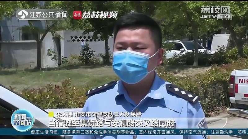 ...结果撞上了正常直行的白色轿车。由于撞击力巨大,张某腾空旋转了...
