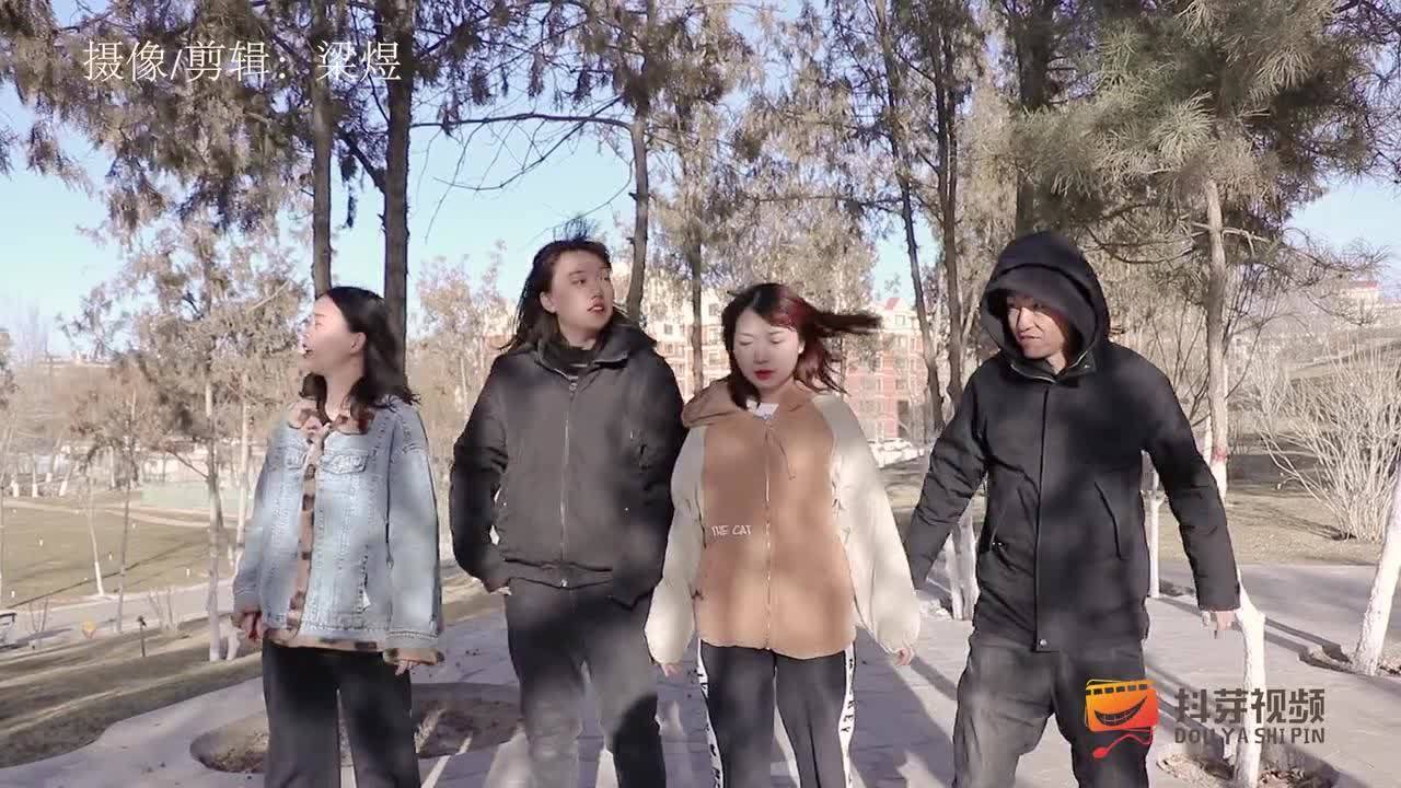 和平精英拜年纪,学生比赛唱歌赢圣兽装备,大圣用计算器唱歌获胜