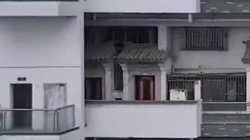 楼房还有农村小院的风格,设计师绝对是个人才,完全融入了传统的风格