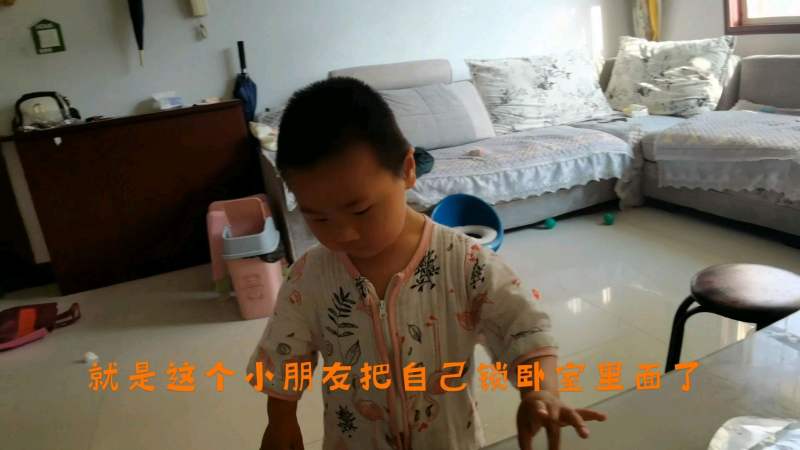 太吓人了:两岁儿子把自己反锁在卧室,钥匙找不到了