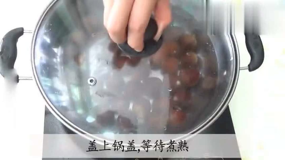 生板栗去皮用这招 只需剪2下外壳内皮一起去