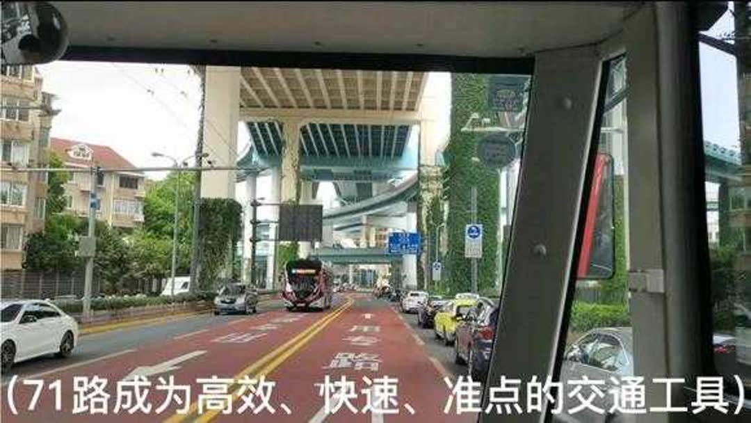 上海的特色无轨有线电车,成了城市里的一道靓丽的风景线
