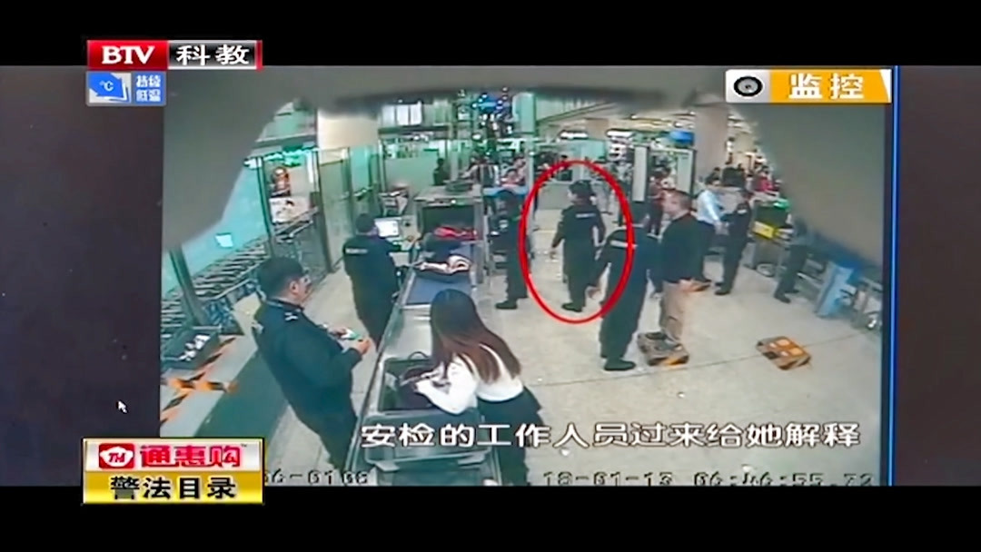 狂妄女子拒绝安检,对民警进行言语辱骂,被警方刑事拘留大快人心