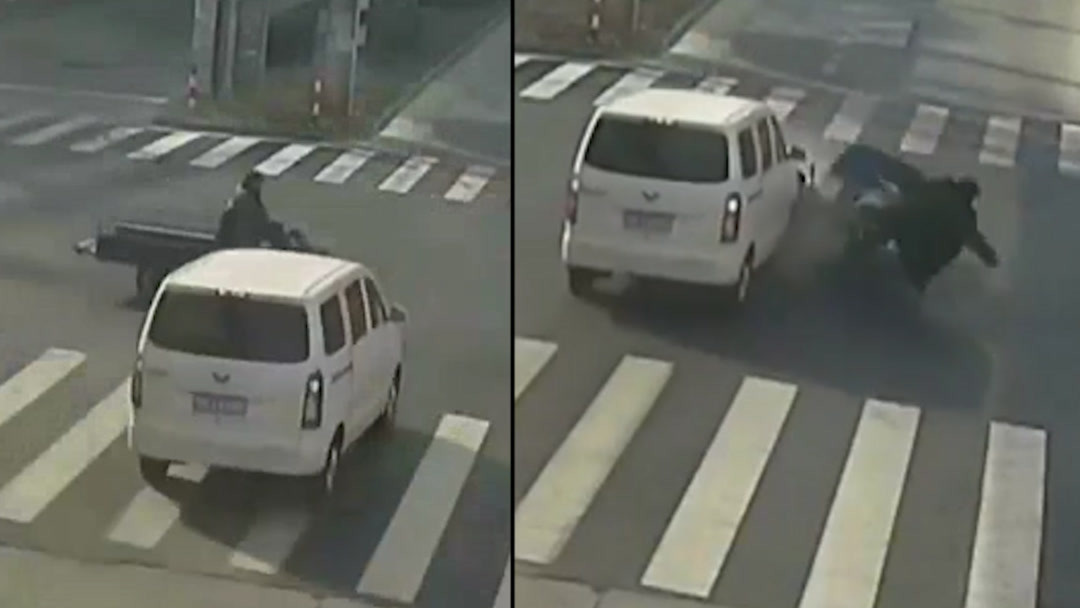 无锡电动三轮闯红灯被汽车撞翻倒地,受了伤还要负全责:没买保险