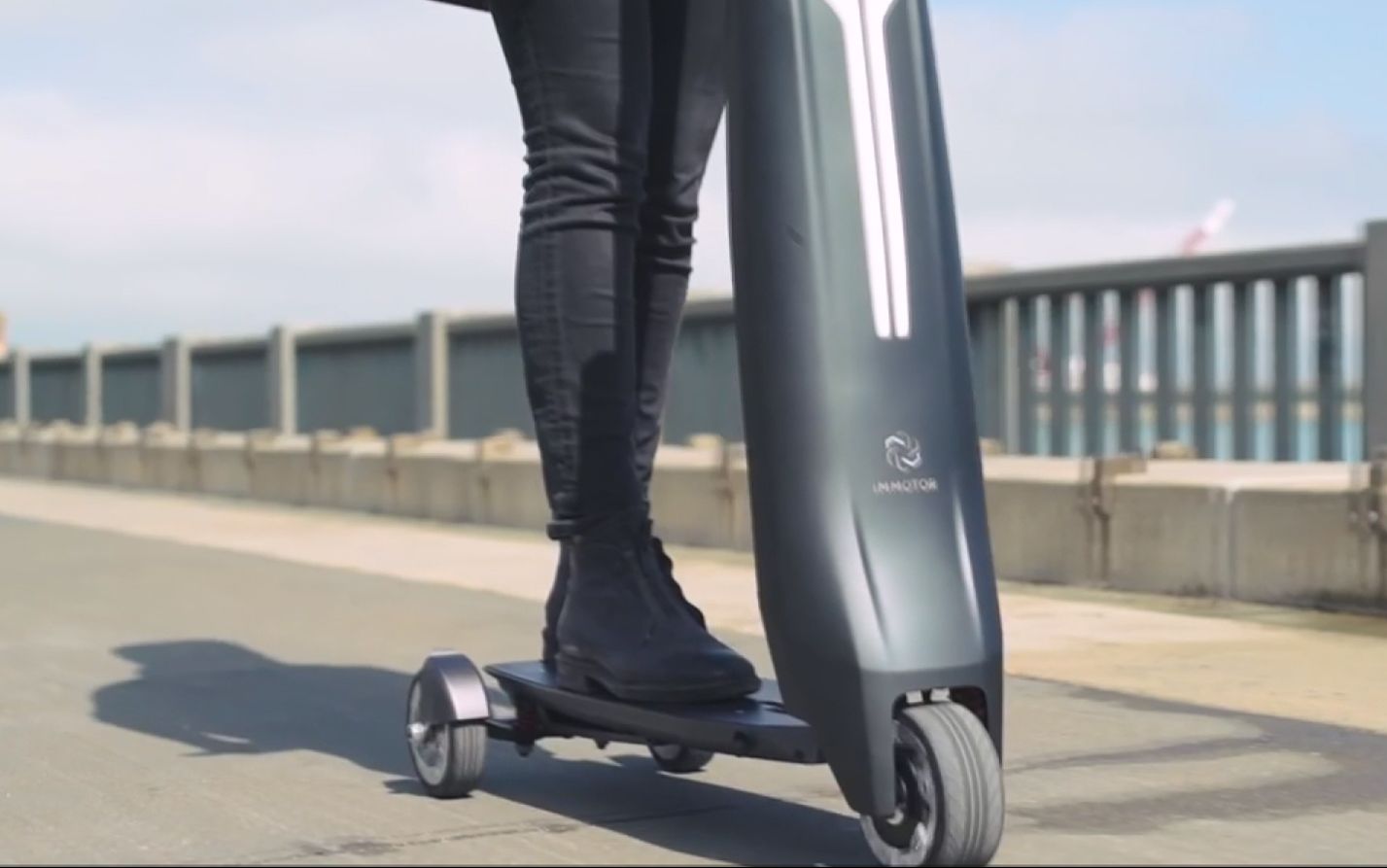 折叠电动车,两个“充电宝”样的电池供电,变形简单