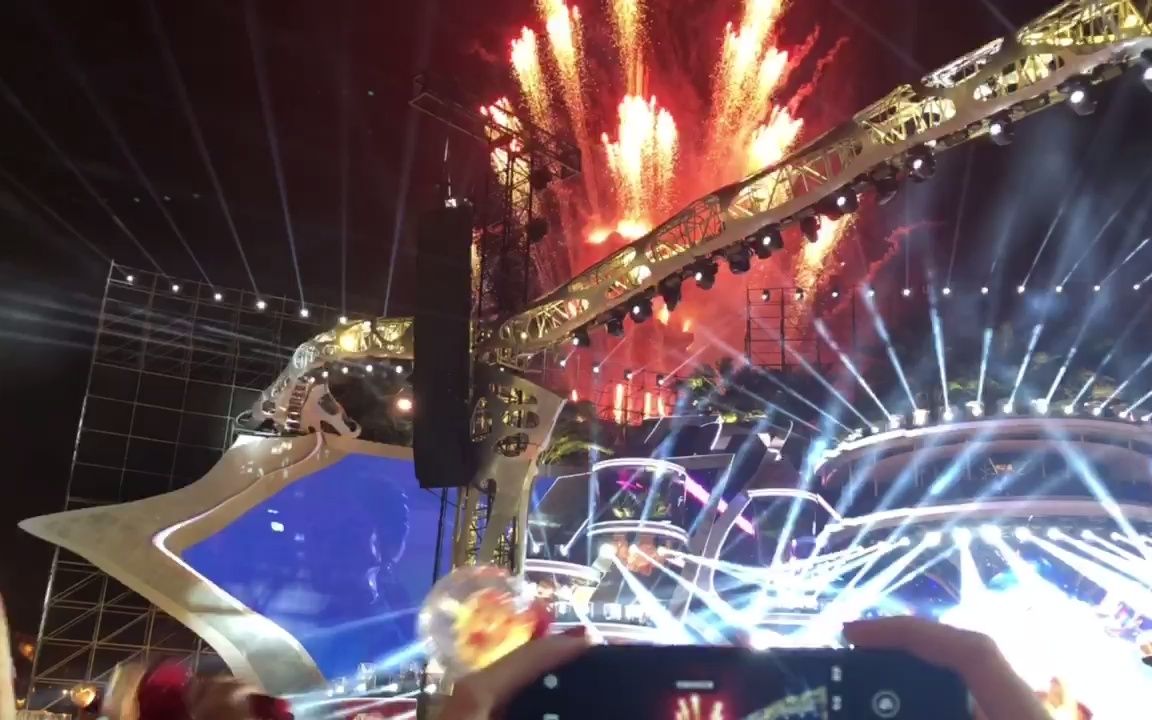 华晨宇演唱会上请你看绝美烟花啦!
