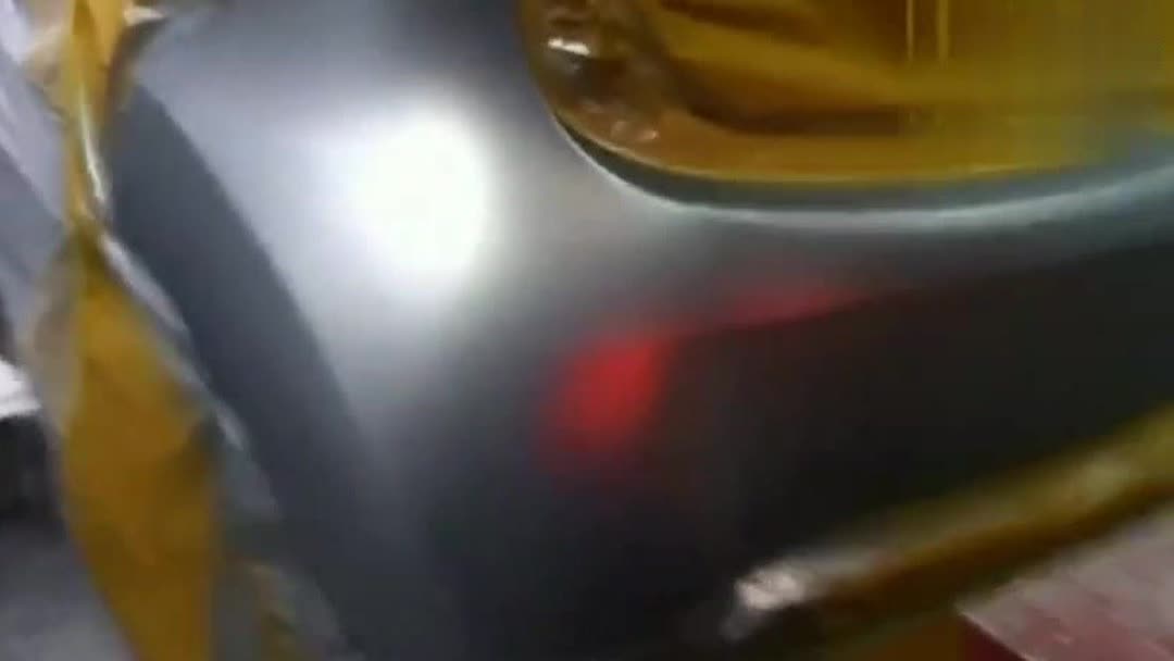 小哥教你自己喷漆修复爱车刮痕,非常简单!