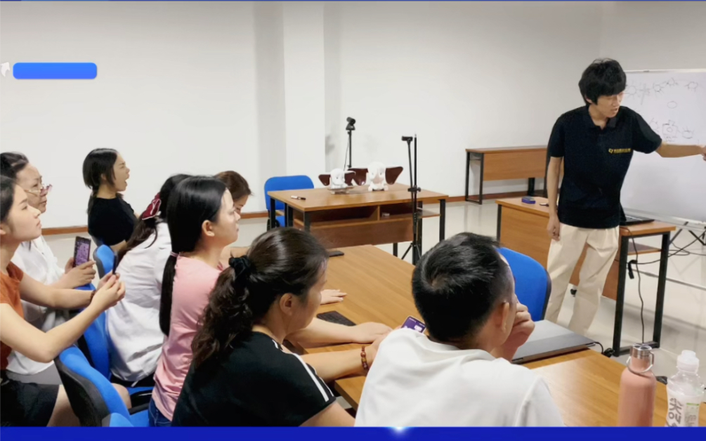 ...性岗位指导与实践活动开课啦!学员实操练习中,老师手把手指导教学。