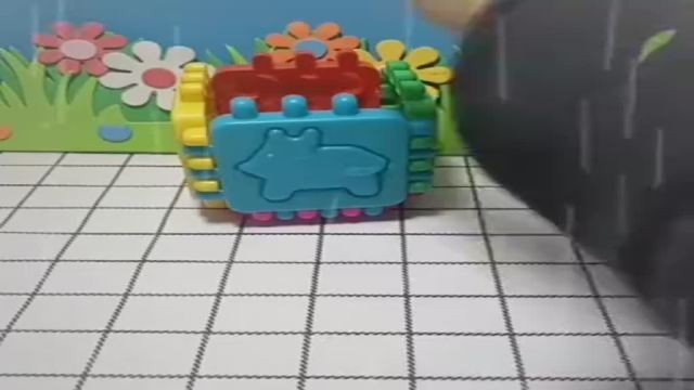 下雨了小动物来躲雨,佩奇和乔治都进去了,小朋友们救救他们吧