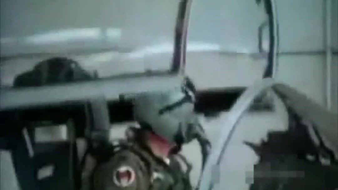 实拍美军战机发射空地导弹精准击毁山谷目标