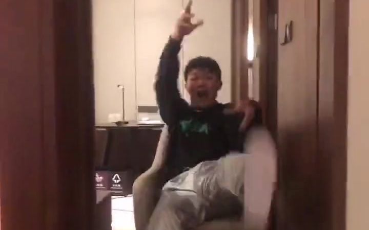 【这就是街舞4】杨凯在酒店模仿成龙大哥~看来《这街 4》录制不太忙...