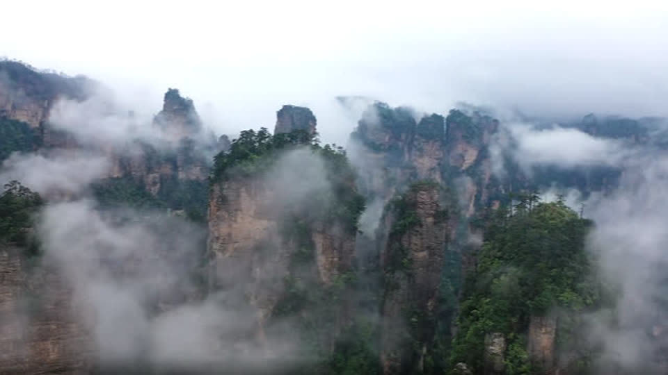 张家界黄石寨,空中悬挂两扁带