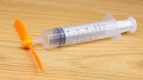 废弃的针筒能做些什么,看手工达人如何变废为宝,真是长见识了