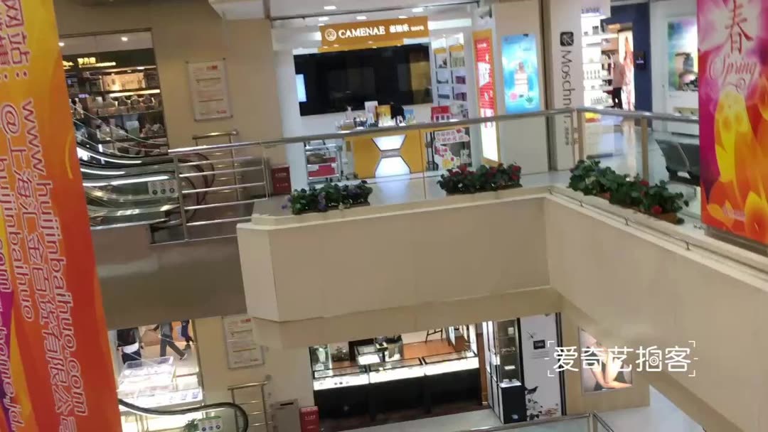 【拍客】上海商场内一女子从7楼坠亡