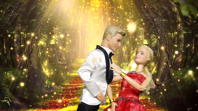 肯开车接芭比参加森林舞会,芭比和肯开心的跳了舞