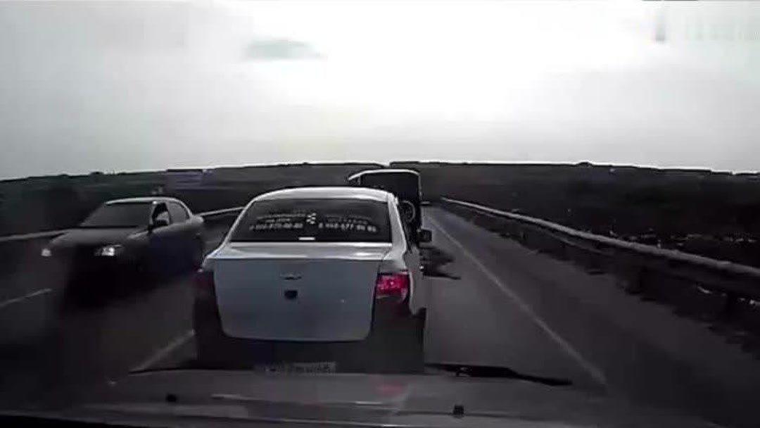 行车记录仪:惨烈车祸抓拍瞬间,小车司机重伤