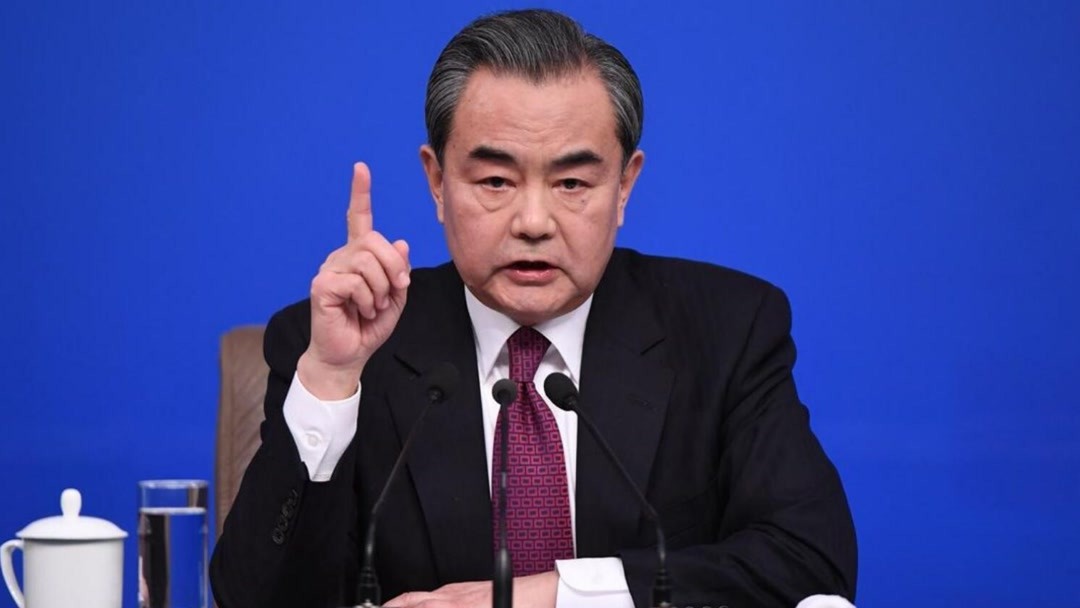 日本这次真惹怒中国了!王毅在电话里撂话:你们不要把手伸太长了