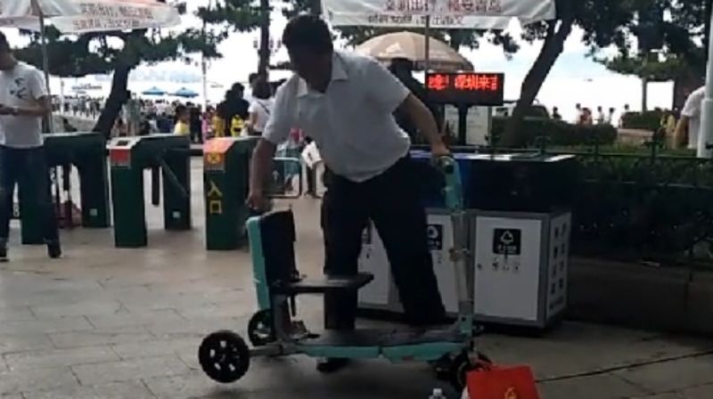 小哥路上打开折叠电动车,搞笑操作引围观!