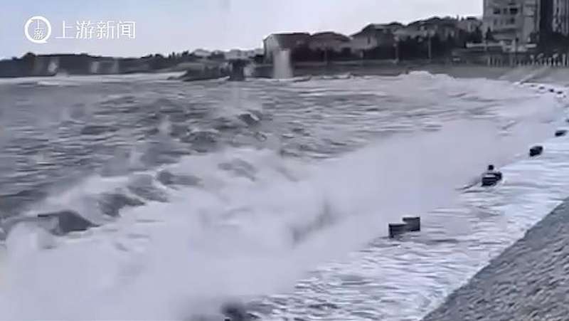 青岛2名游客观景平台被海浪卷走,1人遇难另1人仍在搜救