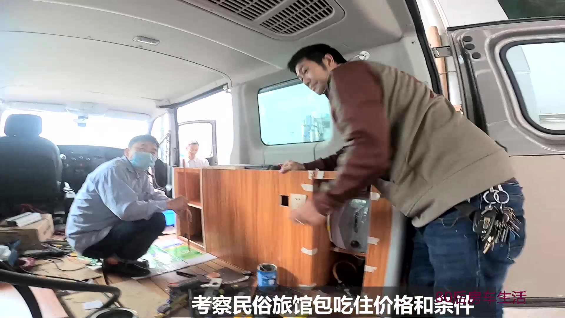 为了床车定制改装,香椿在广东佛山找到家厂子,重点是上牌和价格