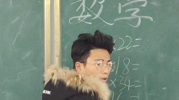 学生肚子痛想上厕所,可是走到门口却出现了这样的事情