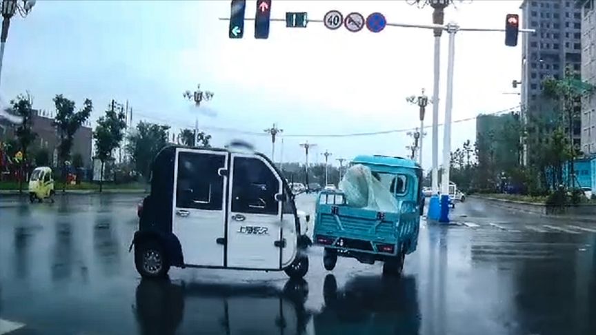 交通事故合集:两电动三轮同时闯红灯,谁也没想到结果竟是这样