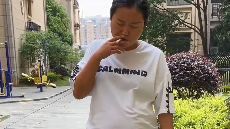 模仿老公麻将前VS麻将后的样子,太真实,网友都说这是自己家的