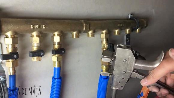 西班牙师傅地暖分水器PEX管道连接安装