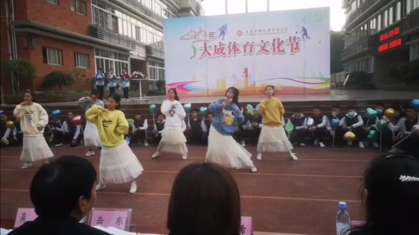 天气晴朗,各大中小学运动会也如火如荼的开展中,开幕式青春活力