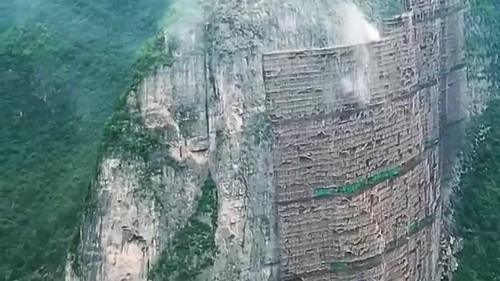 大山悬崖上的超级工程,一个敢设计一个敢建设,真是开眼界了